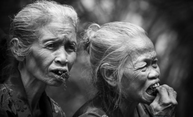 Filosofi Tradisi Nginang, Belum Bergigi Hendak Menggigit