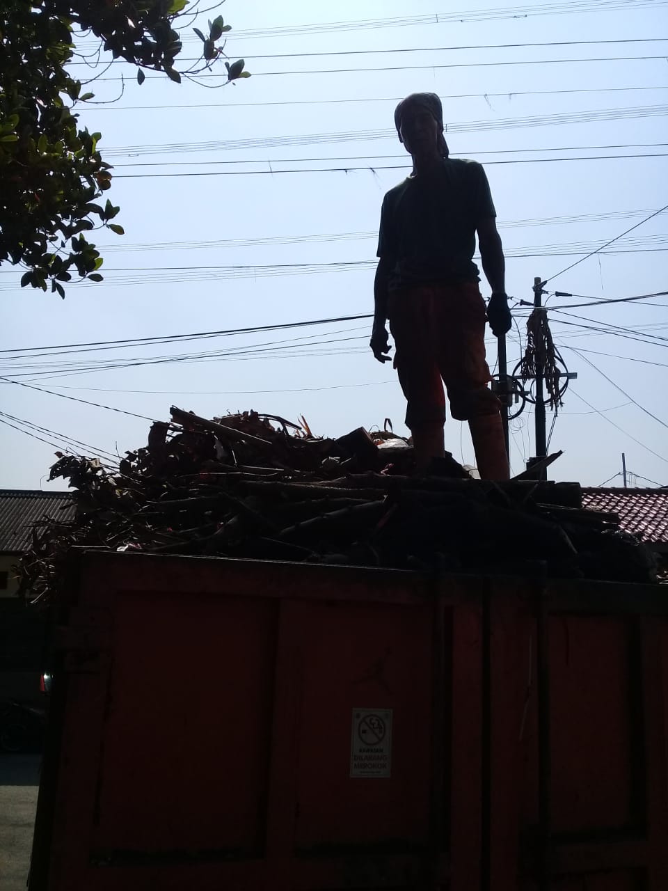 Abeh Gonil, Kisah Pasukan Pelangi Oranye