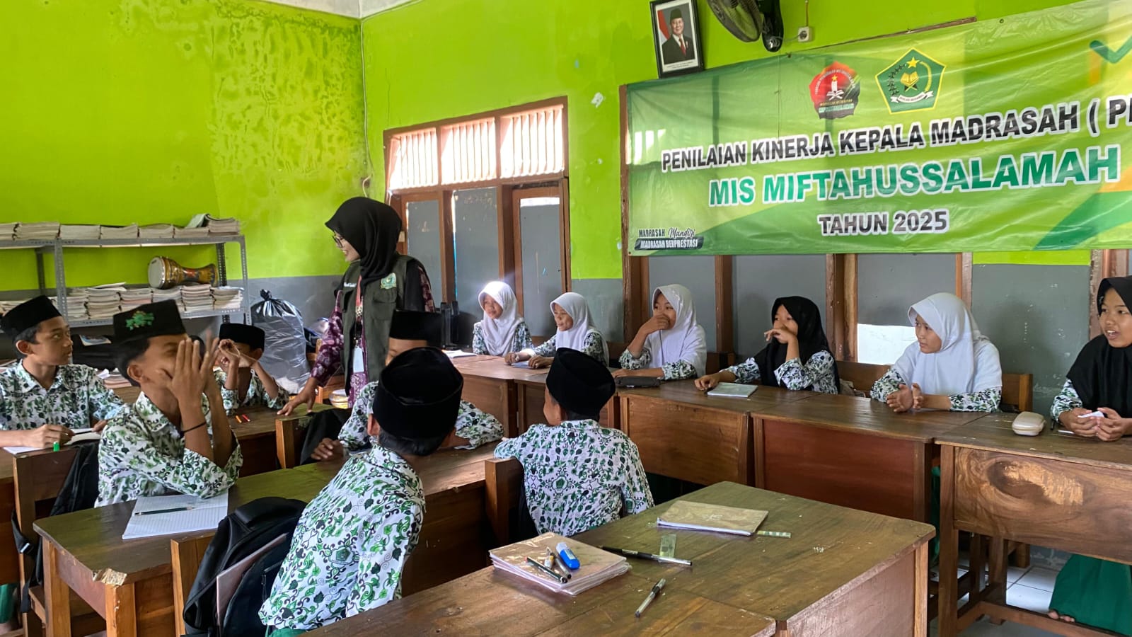 Mahasiswa KKN Unsika Mengajar di Sekolah Dasar Desa Gandamekar