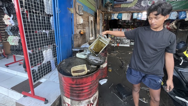 Berkah Pengepul Oli Bekas untuk Bengkel | Sultra Kini | Teras.id